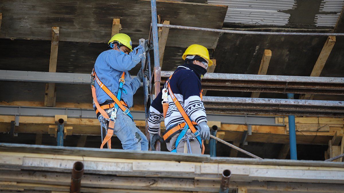 Piden permitir trabajar a más de 5 albañiles por obra | construcción ...