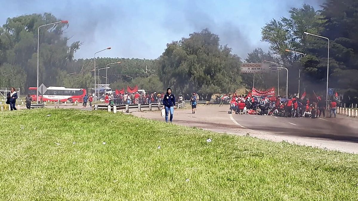 Organizaciones sociales cortan el tránsito en el acceso a los puentes ... Organizaciones sociales cortan el tránsito en el acceso a los puentes ...