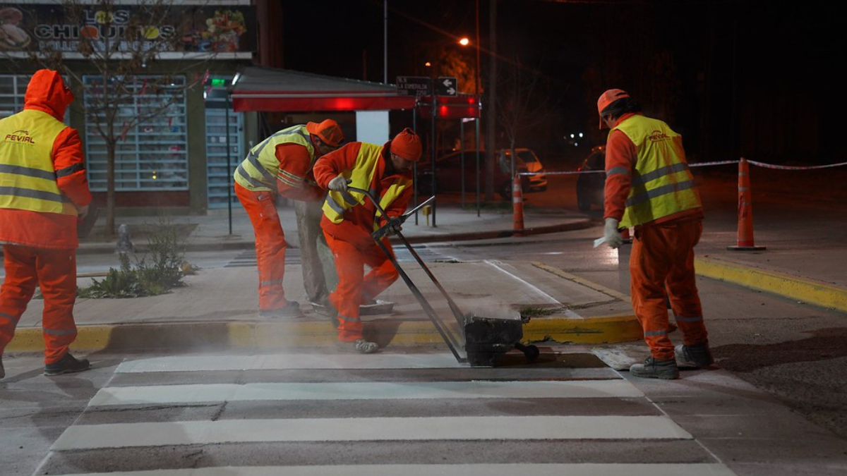 Pintan 10 sendas peatonales por noche para mejorar la seguridad vial en ...