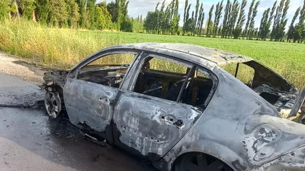 Iba a trabajar, explotó el motor de su auto y se salvó de milagro