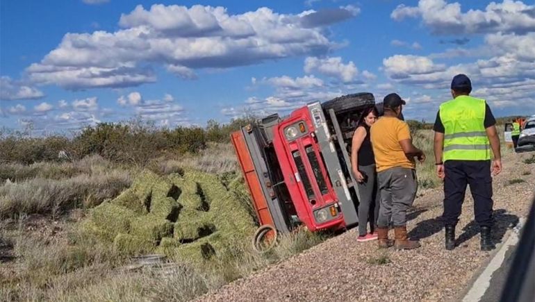 Un camión cargado de alfalfa volcó sobre la Ruta 22