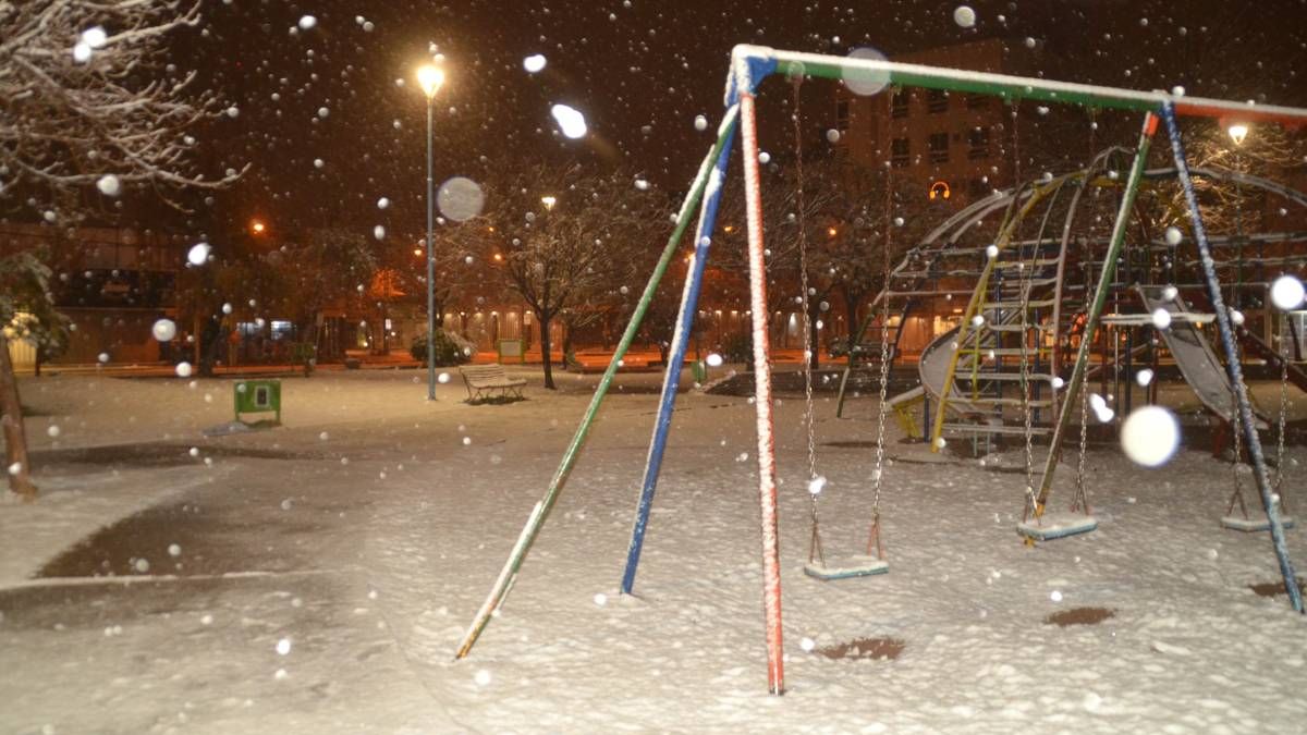 Nieve en Cipolletti: hay clases, pero no recolección de residuos