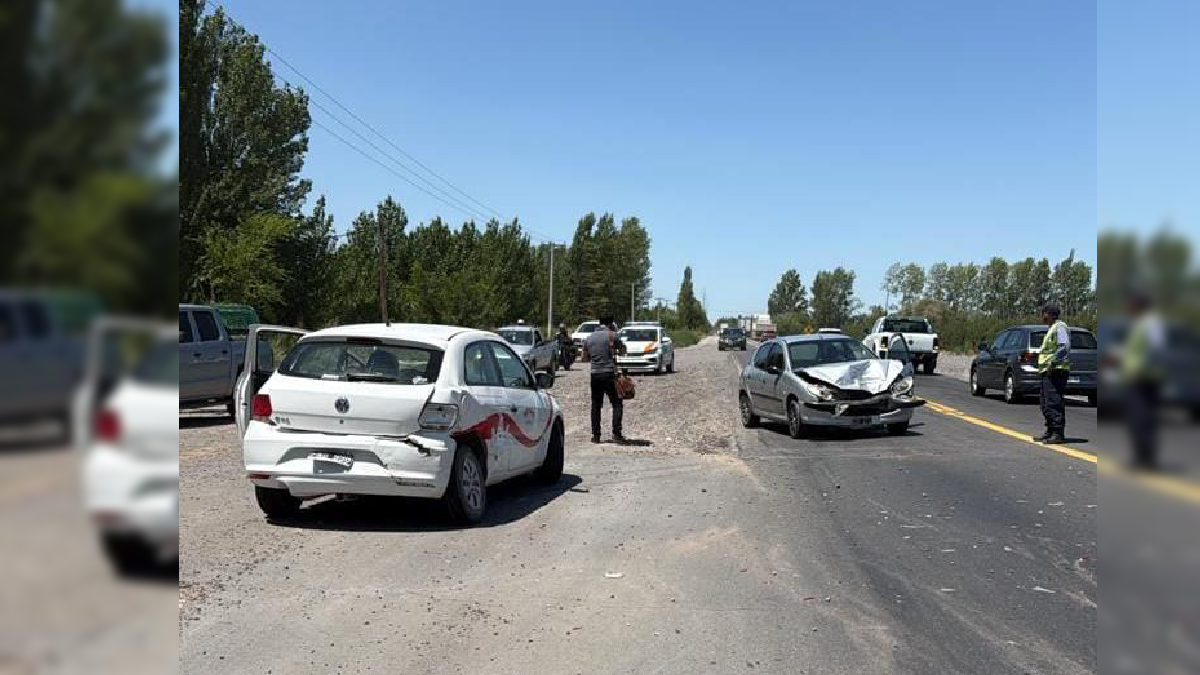 Dobló en U sobre la Ruta 22 y provocó un fuerte choque