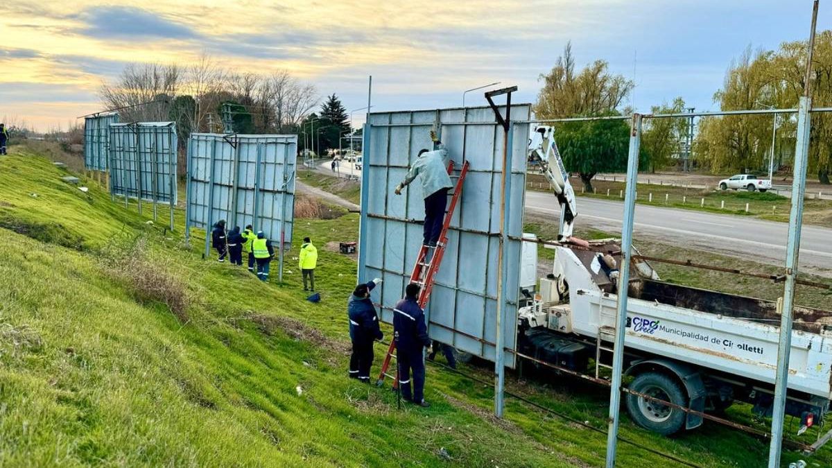 Ya retiraron 25 carteles publicitarios de la Ruta 22