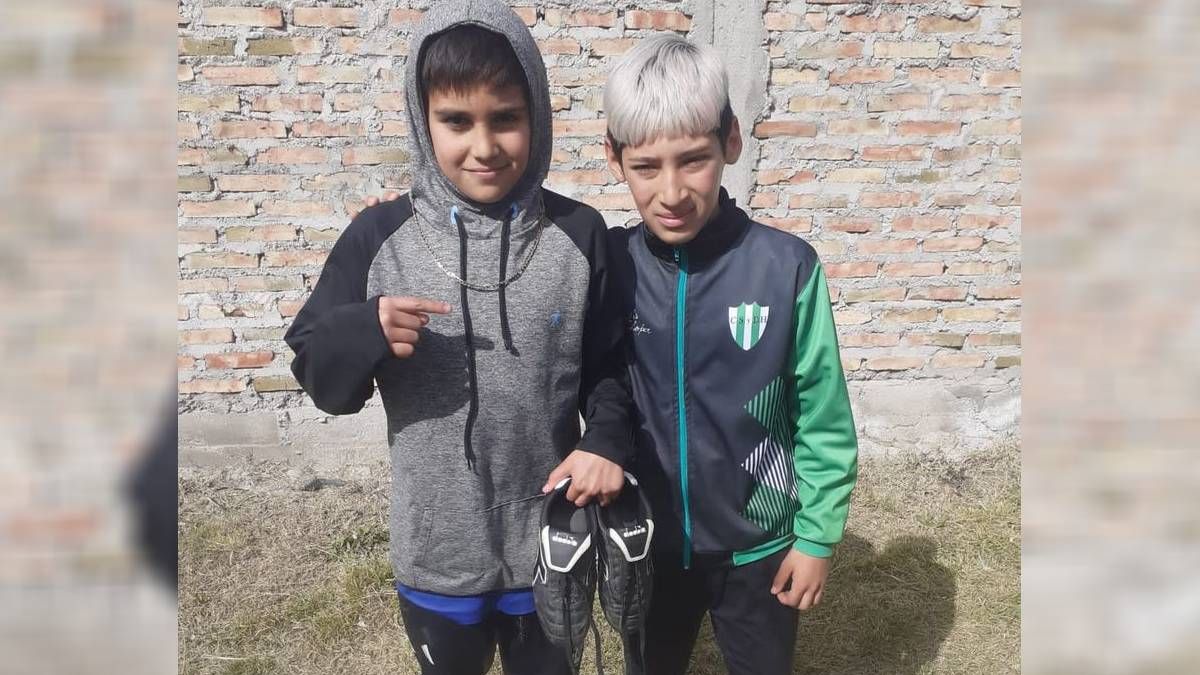 La historia de los botines rotos y el sorprendente y tierno gesto