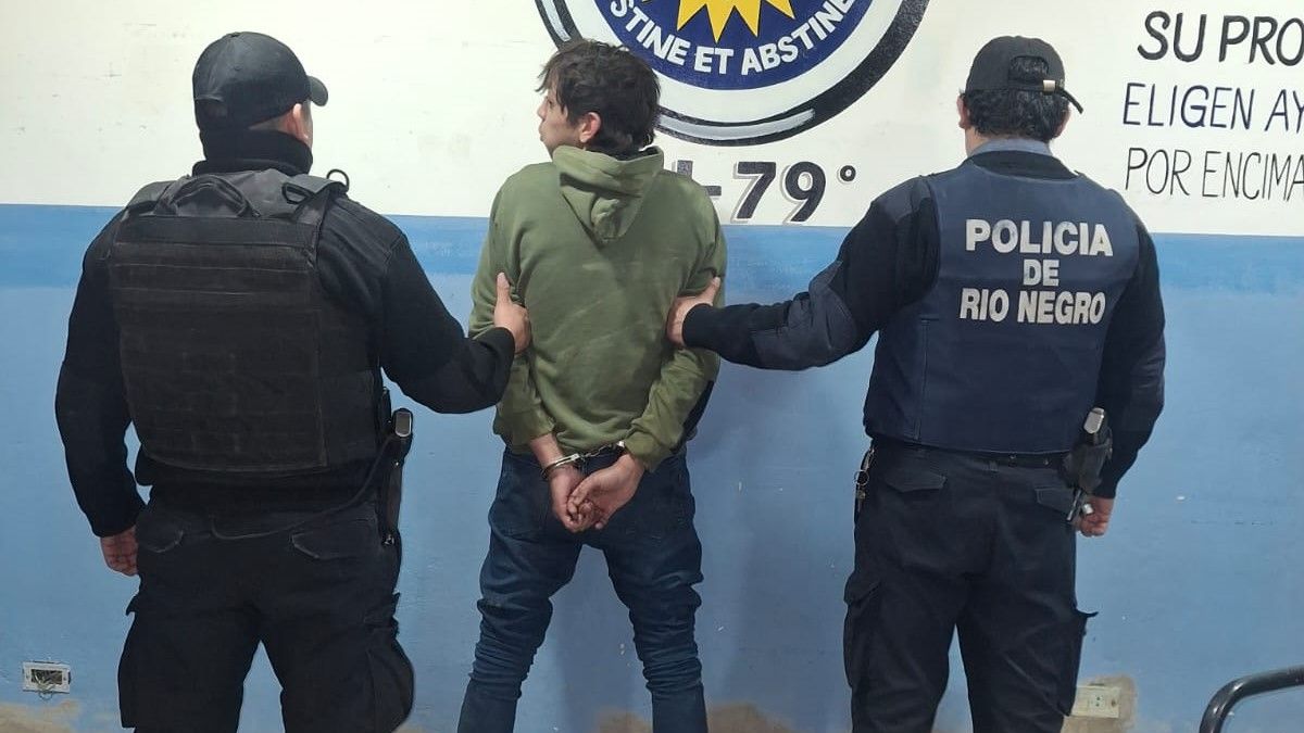 Video: Simuló estar interesado en un pantalón y quiso robar 10, pero le ...