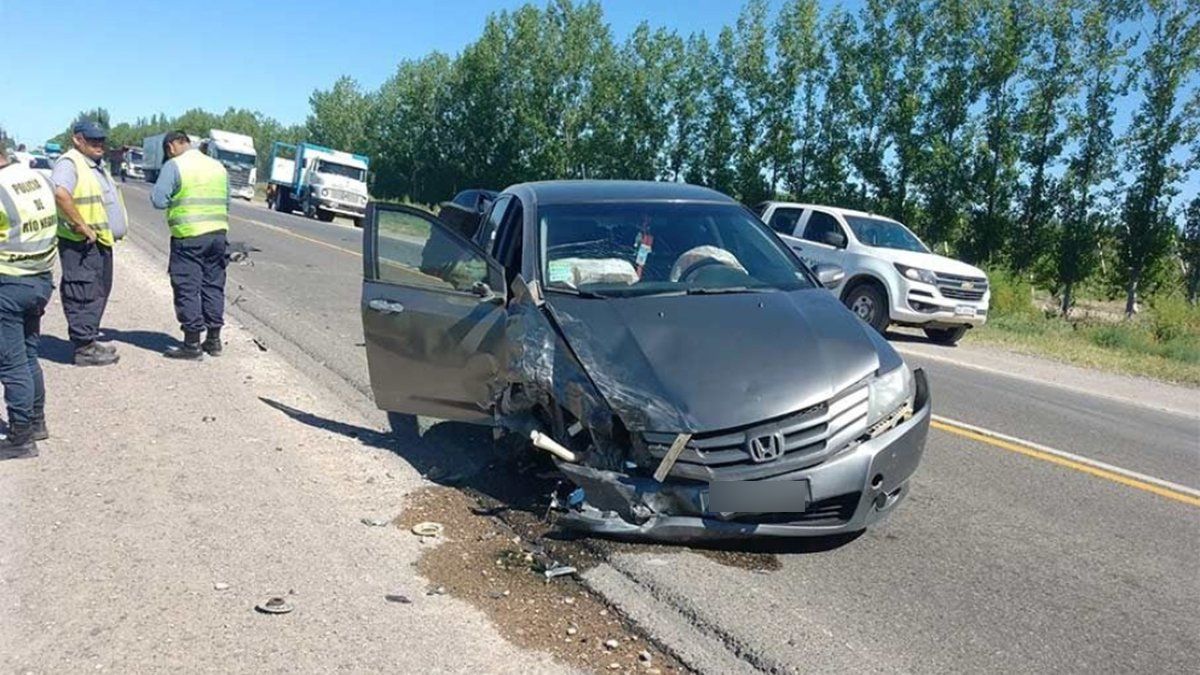 Se salvaron de milagro tras un terrible choque sobre la Ruta 22