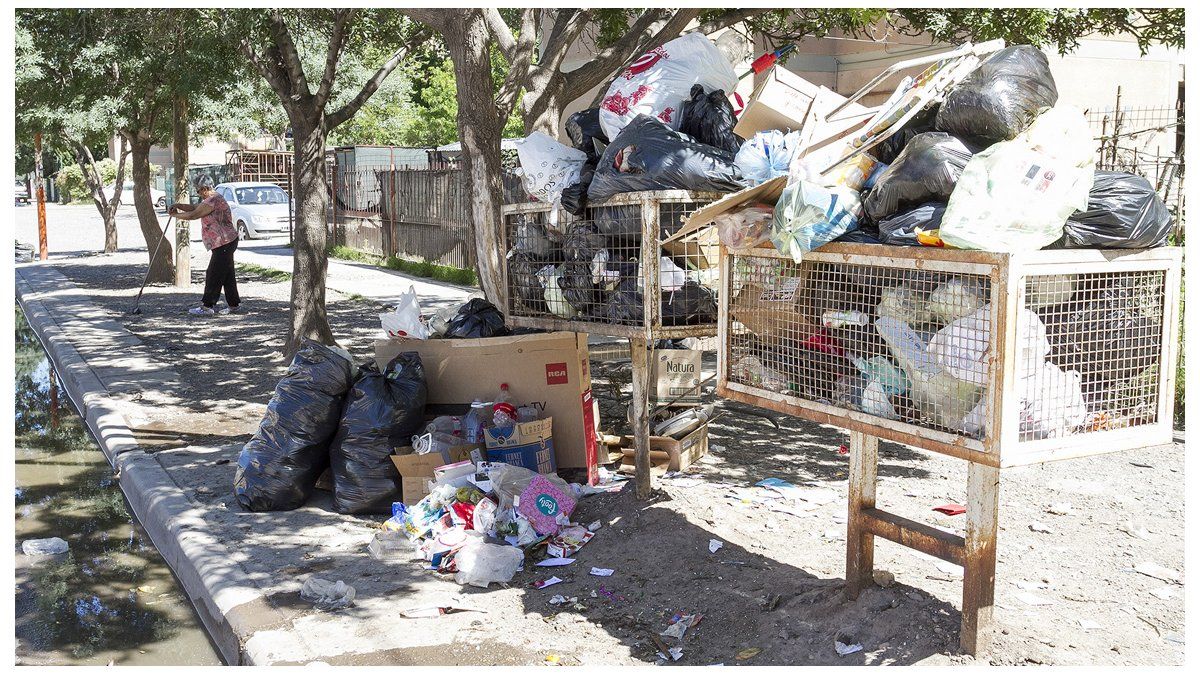 Nuevos retrasos en la recolección de basura enojan a los vecinos en los ...