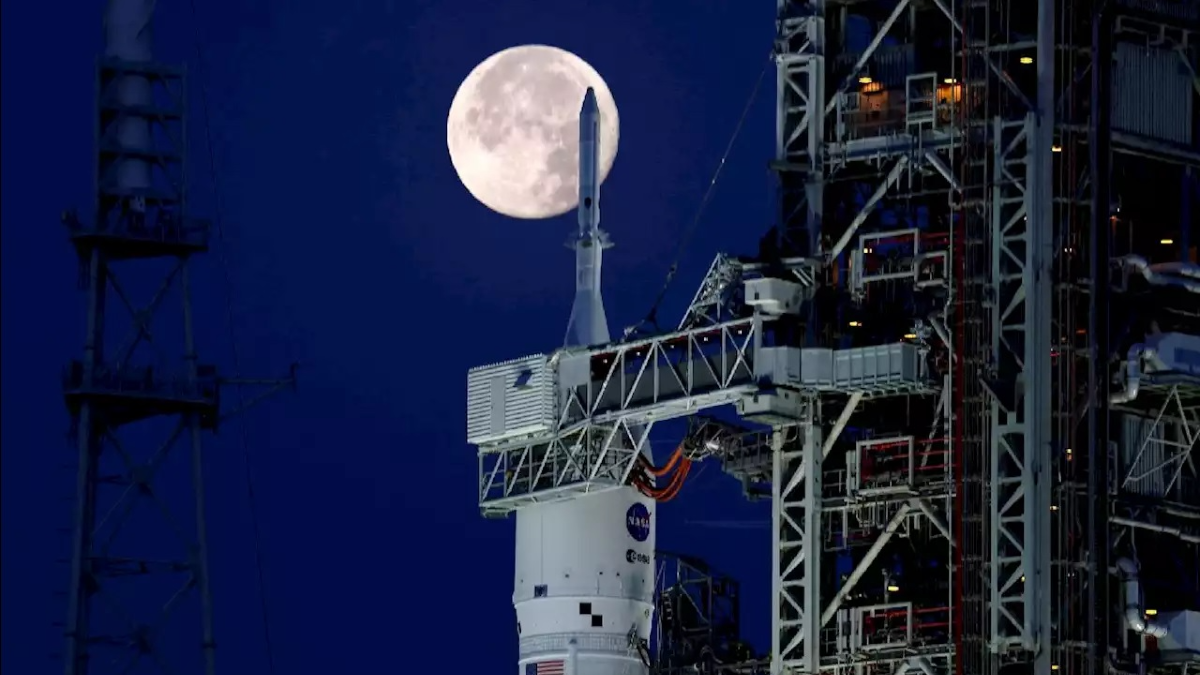 Científicos descubren una gran fuente de agua en la Luna