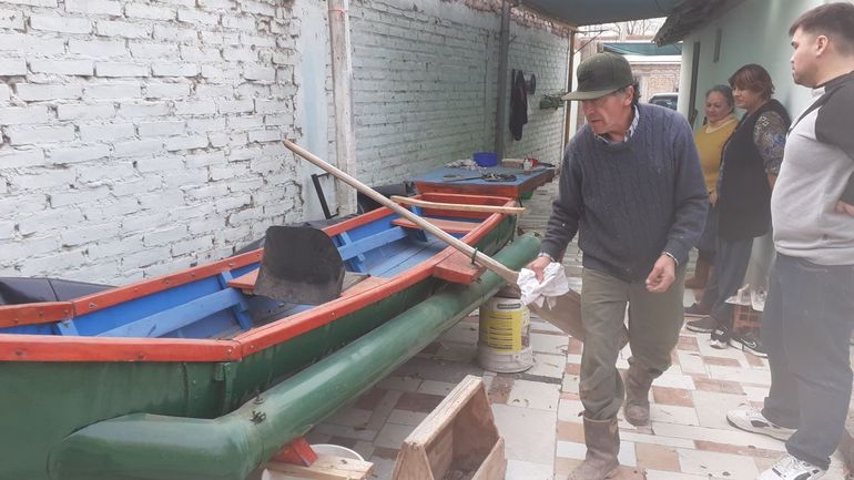 Construyó un bote con tambores para casos de emergencia