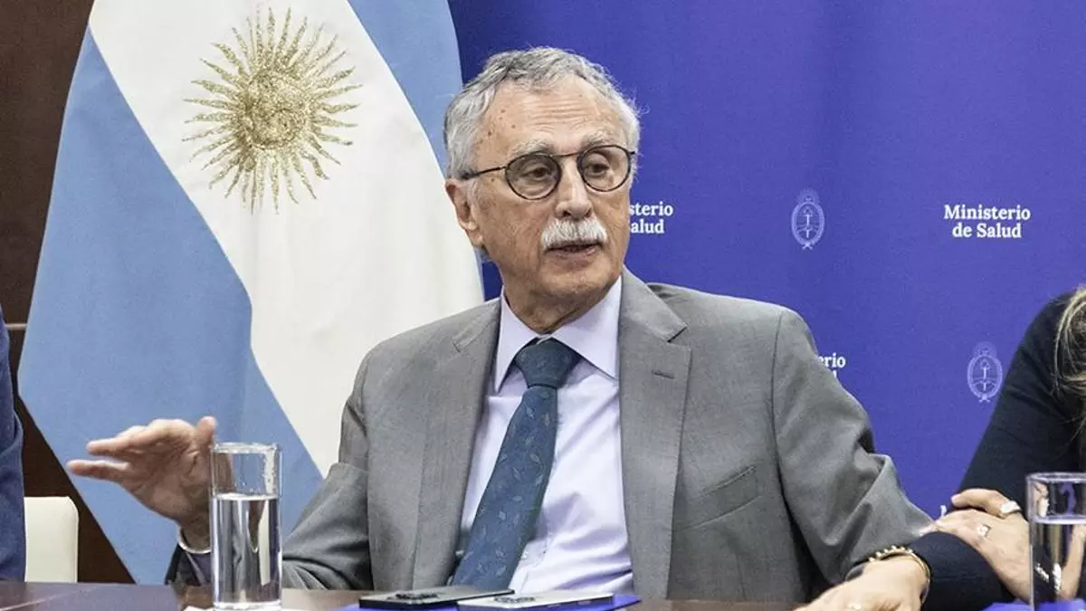 Jubilados exigen la renuncia del Ministro de Salud nacional por sus ...