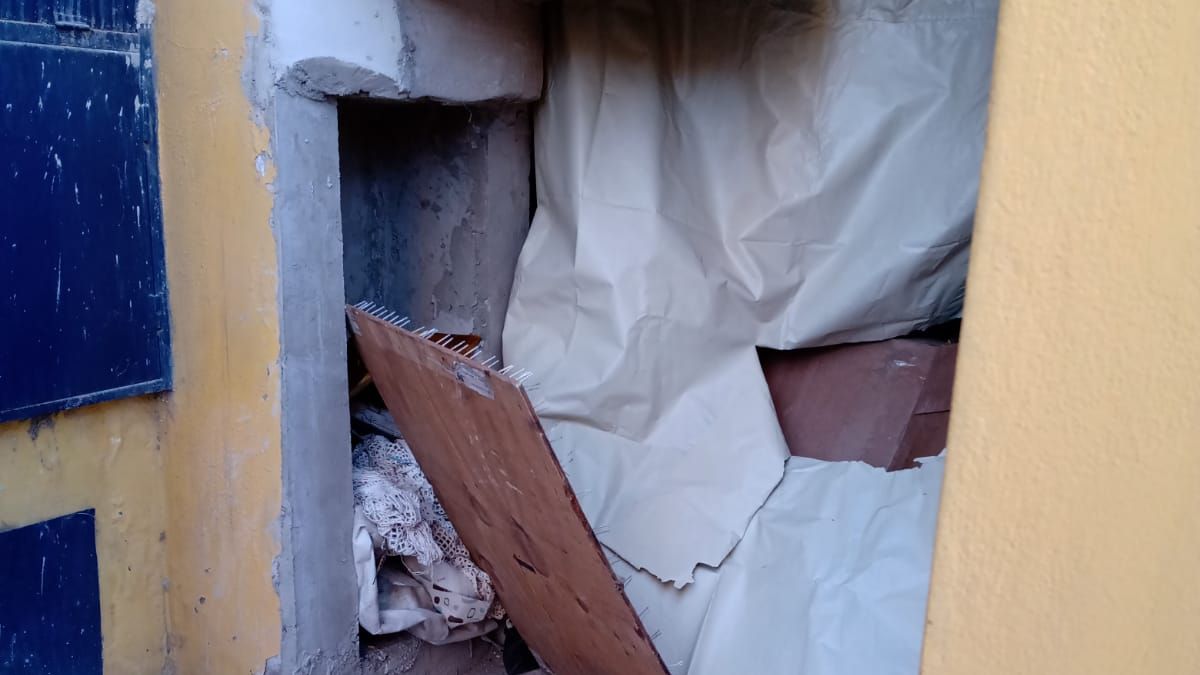 Vive en un recoveco de las 432 Viviendas y temen por su salud