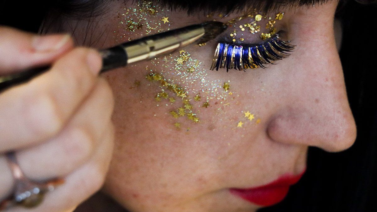 Creó un glitter bar y ahora le da brillo a las fiestas del Alto Valle
