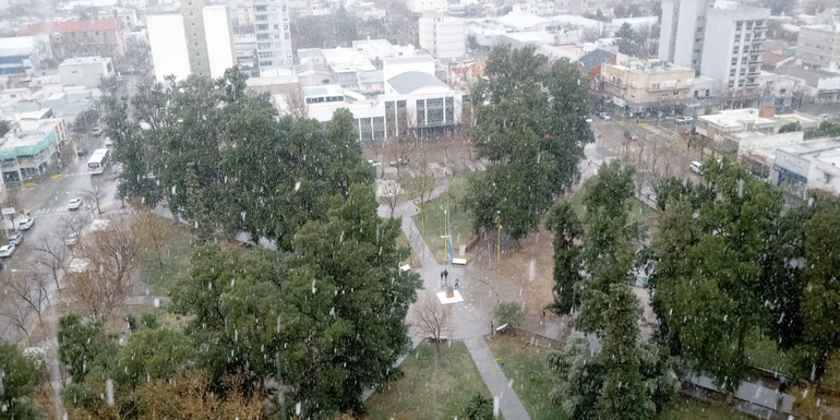 Las mejores fotos de la nieve en Cipolletti y la zona