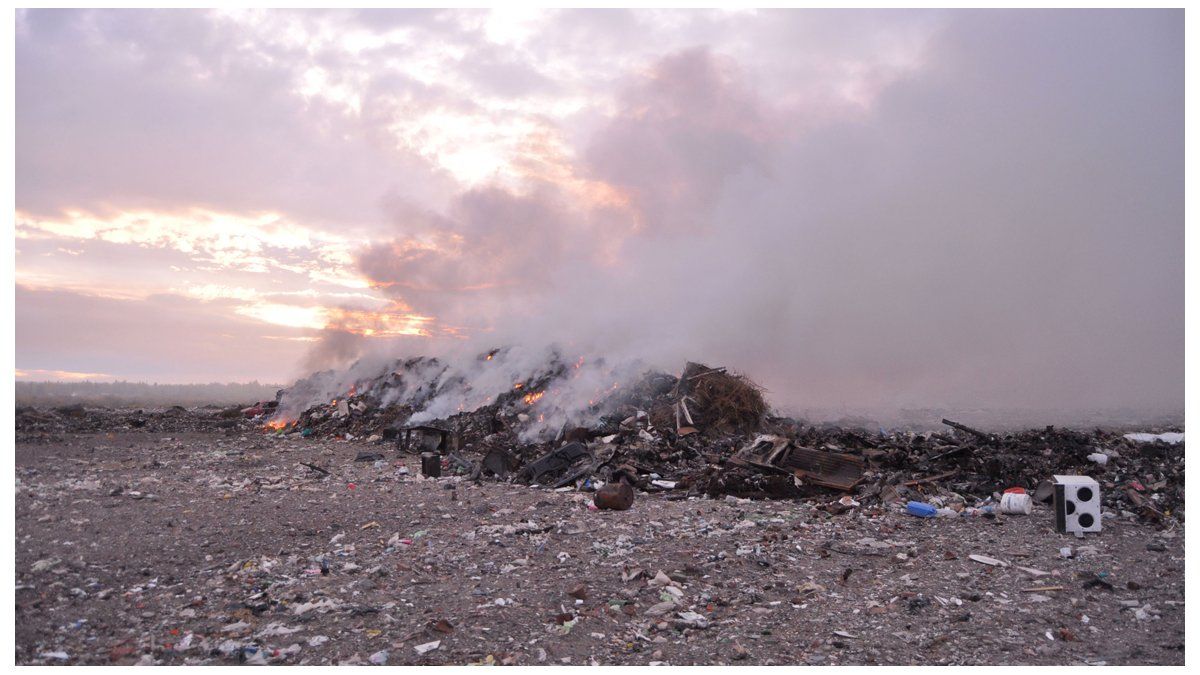 El humo tóxico del basural volvió a cubrir la ciudad