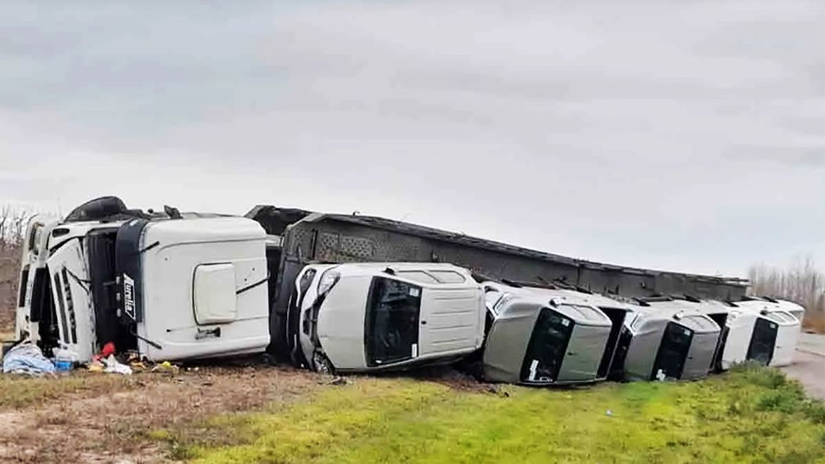 Impactante: volcó un camión mosquito lleno de autos nuevos