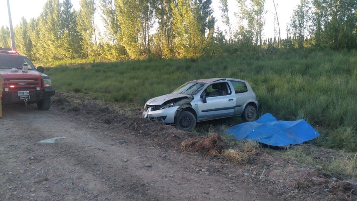 Vuelco fatal: salió despedido de su auto y murió aplastado