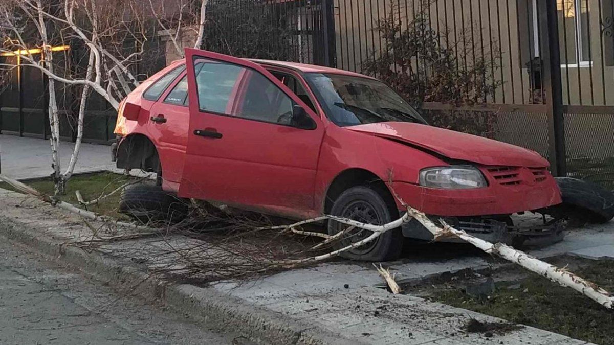 Espectacular choque y discusión: tenía el paso, pero...
