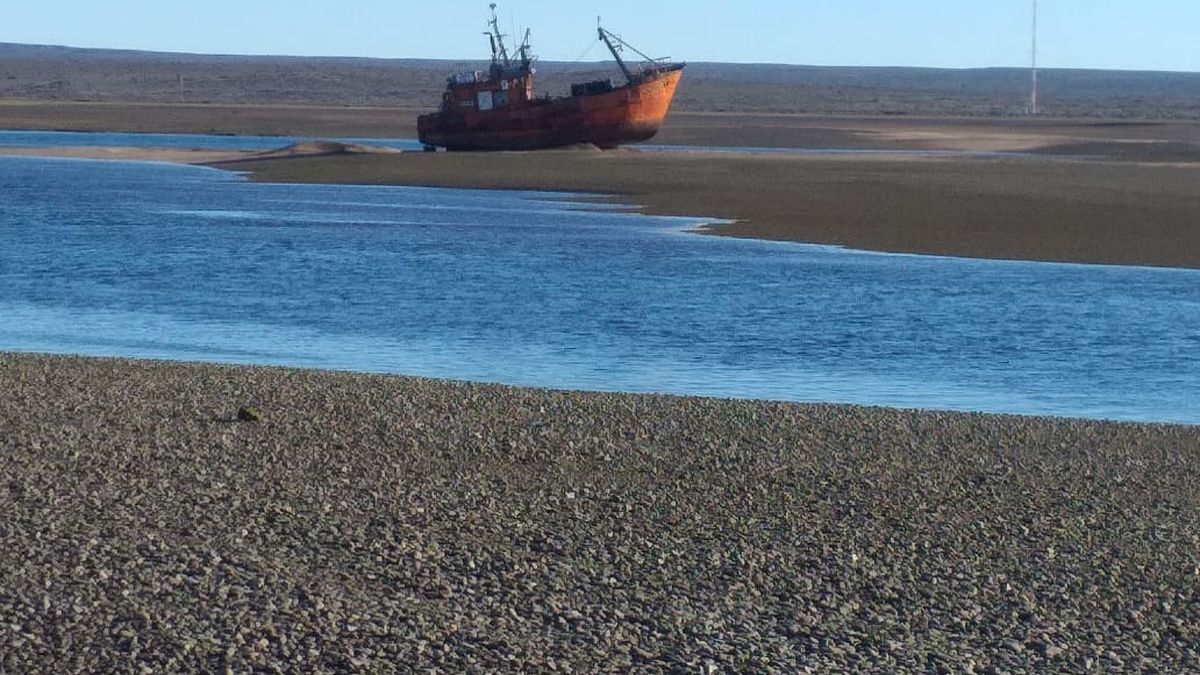 Volvió a encallar un barco en San Antonio, pero lo liberó la pleamar