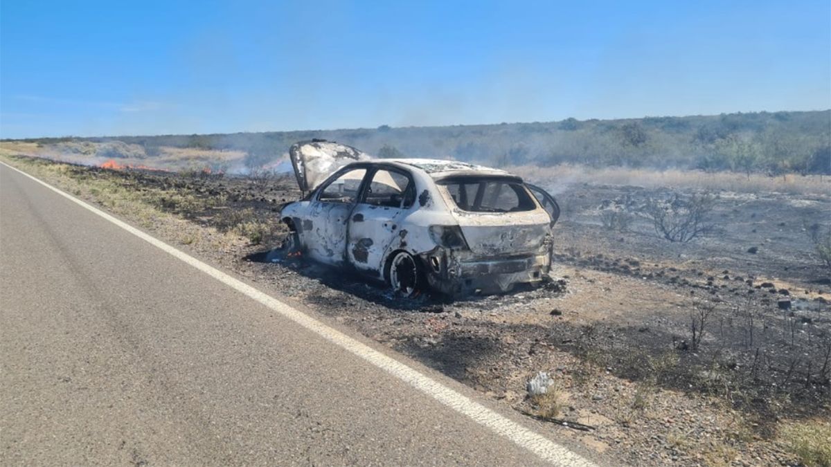 Explotó el motor de su auto y se salvaron de milagro