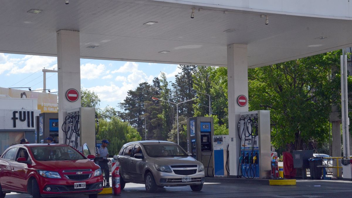 Por qué YPF bajará precios de las naftas pero no se sentirá en el surtidor