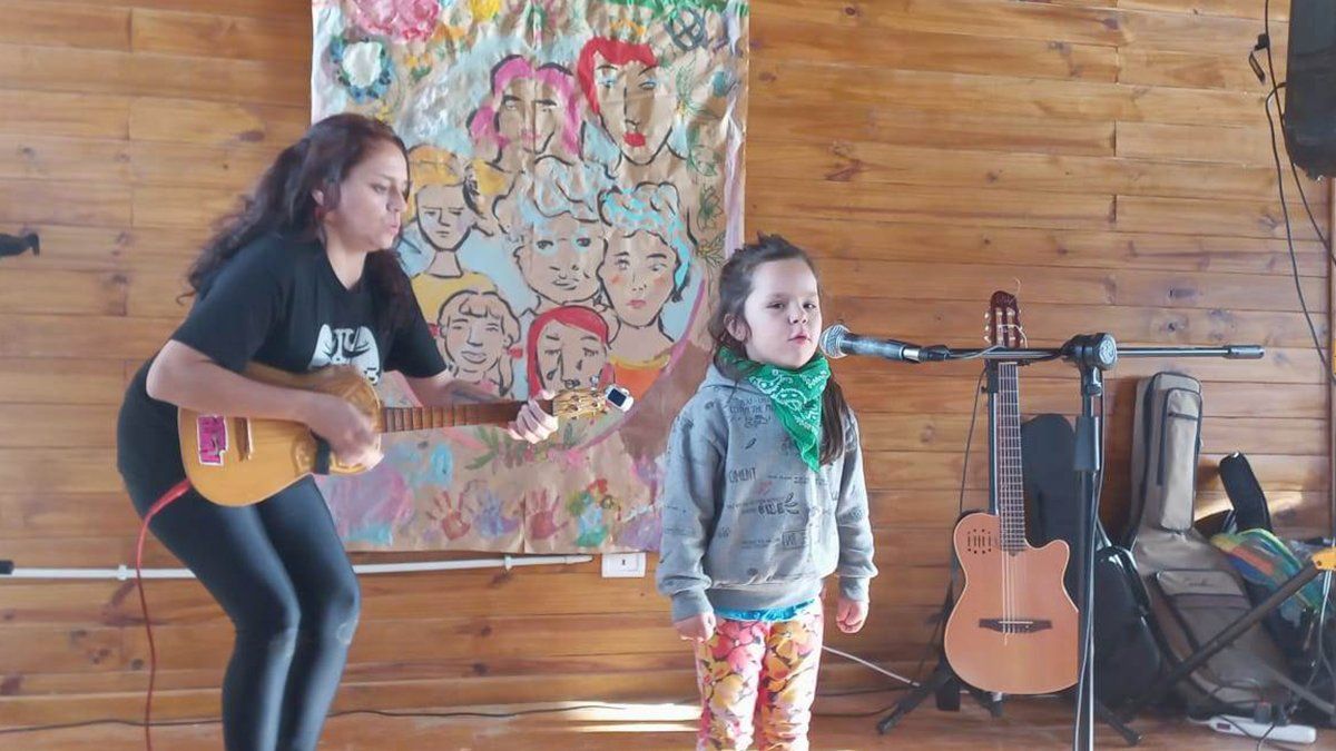 Maitén, la niña cantora de Villa Pehuenia y su particular ...