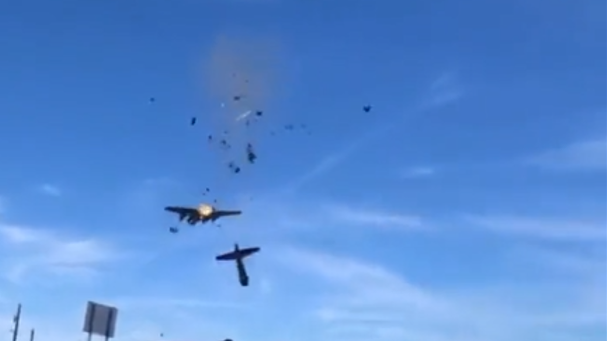 Video: dos aviones chocaron durante un festival aéreo en Estados Unidos