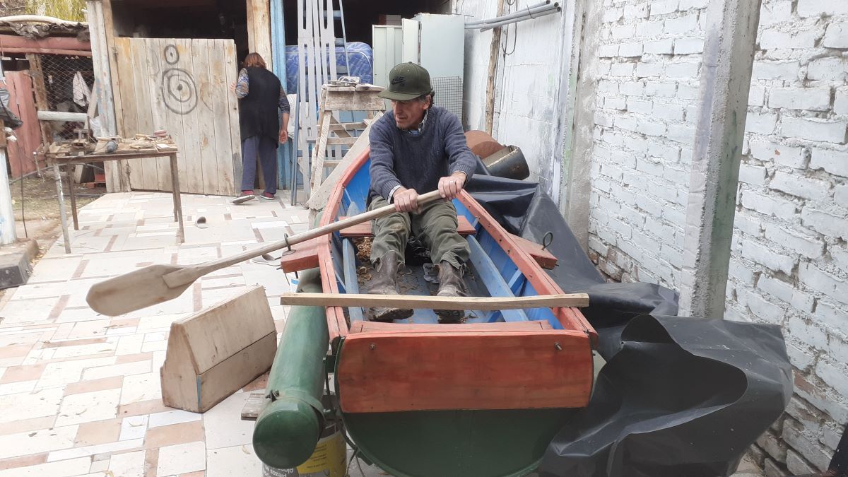 Construyó un bote con tambores para casos de emergencia