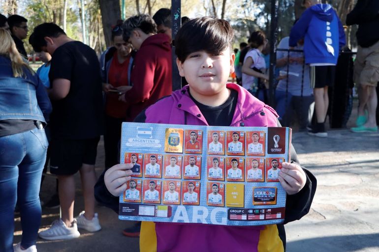 Furor por el cambio de figus del Mundial en el parque Rosauer